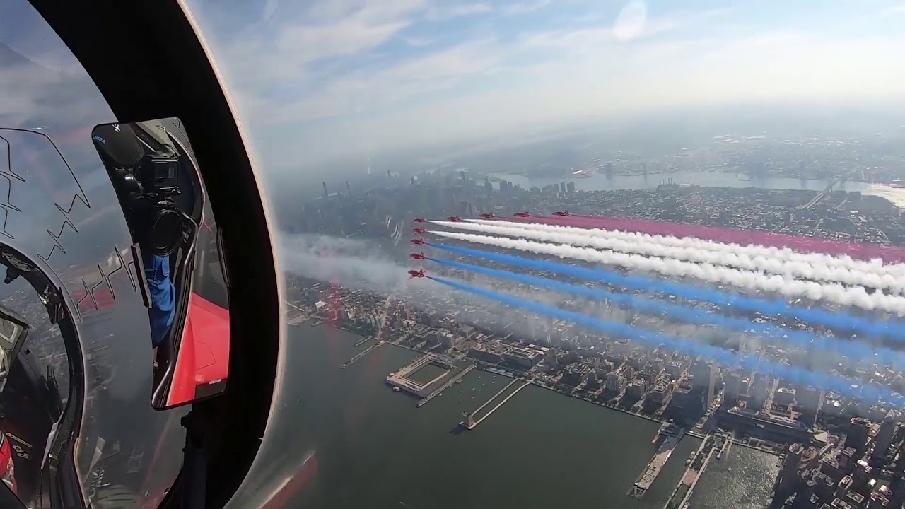 Red Arrows perform over New York - YouTube