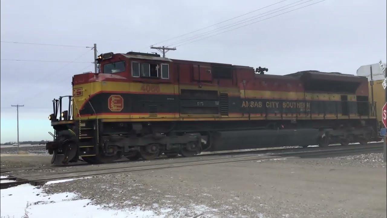 KCS Thundercap leads KCS duo on westbound autorack in the Glyndon outskirts - YouTube