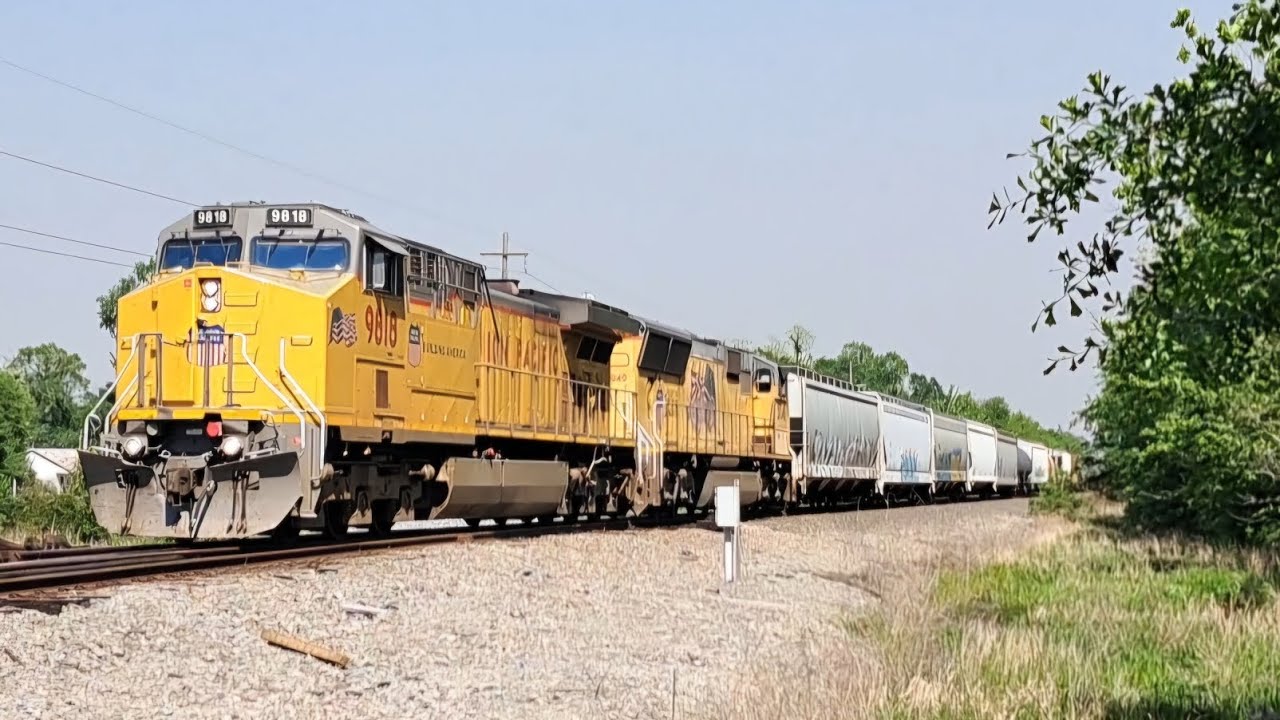 Ex CNW/ACM/SD70M! UP #9818 leads a fast WB UP M-LIBT11 out of Livonia, Louisiana!!! - YouTube