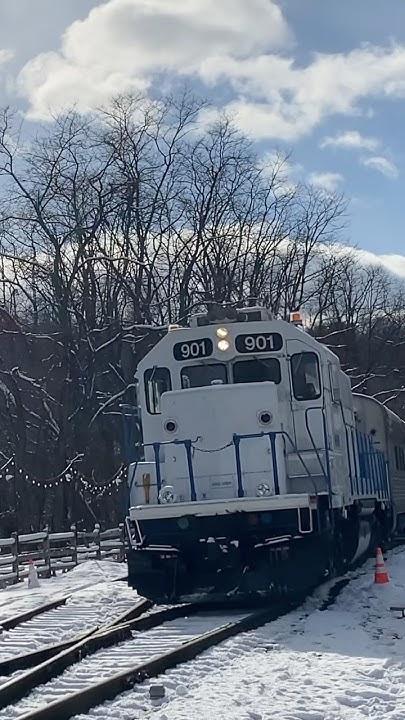 NHRR 901 Leads the 1 Pm Santa trip through lahaska - YouTube