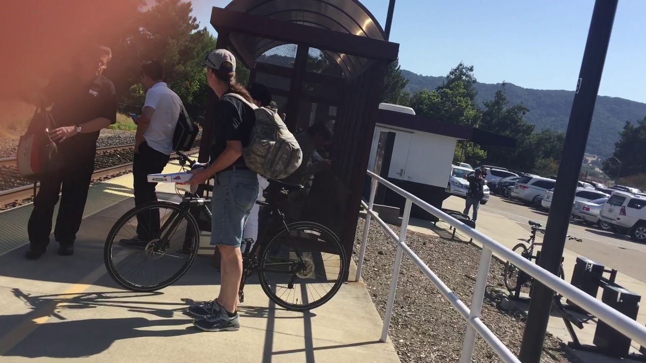 Ace 3104 4:30 arriving into Pleasanton - YouTube