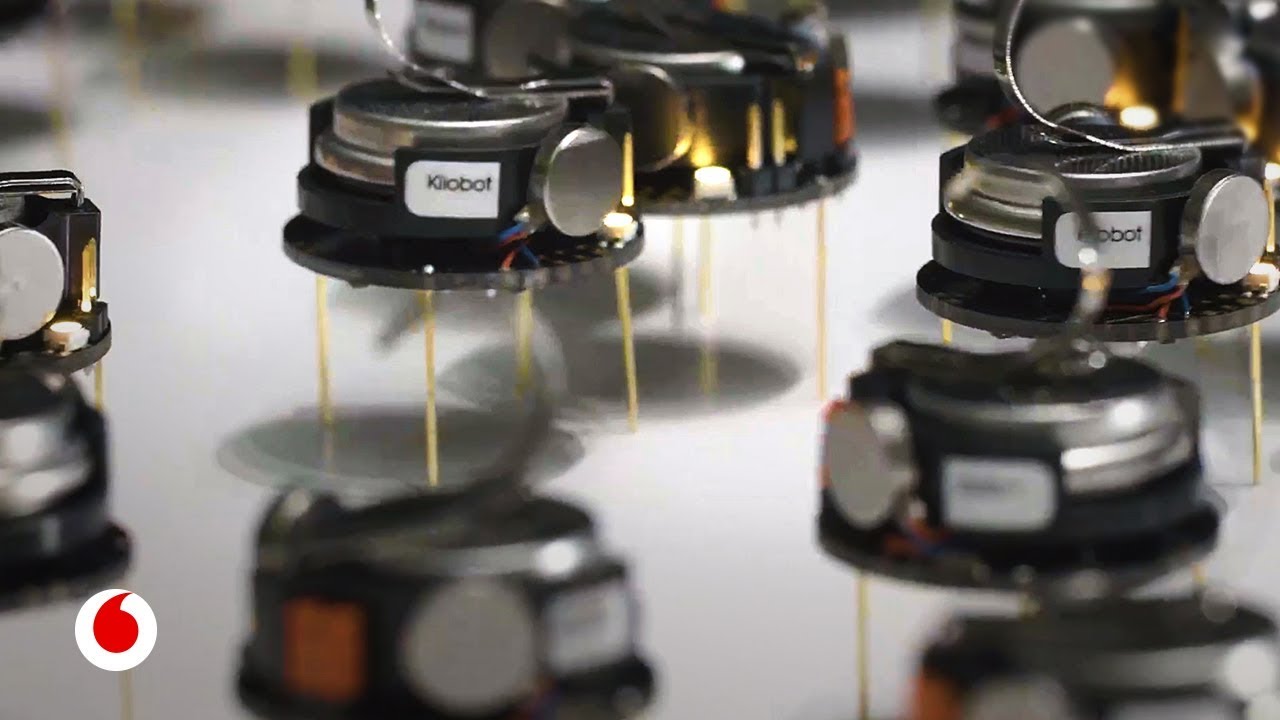 Pequeños robots inteligentes capaces de trabajar en equipo - YouTube