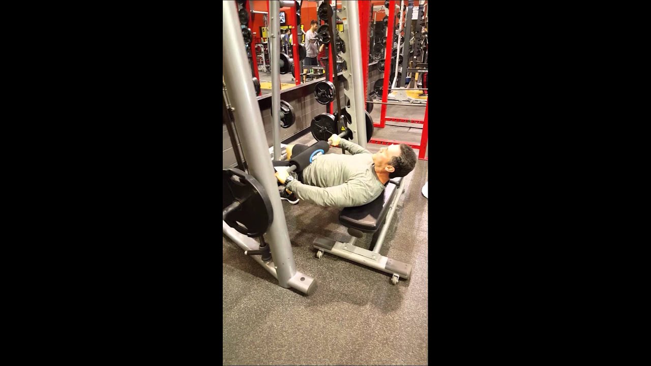 Hip Thrusts in Smith Machine - YouTube