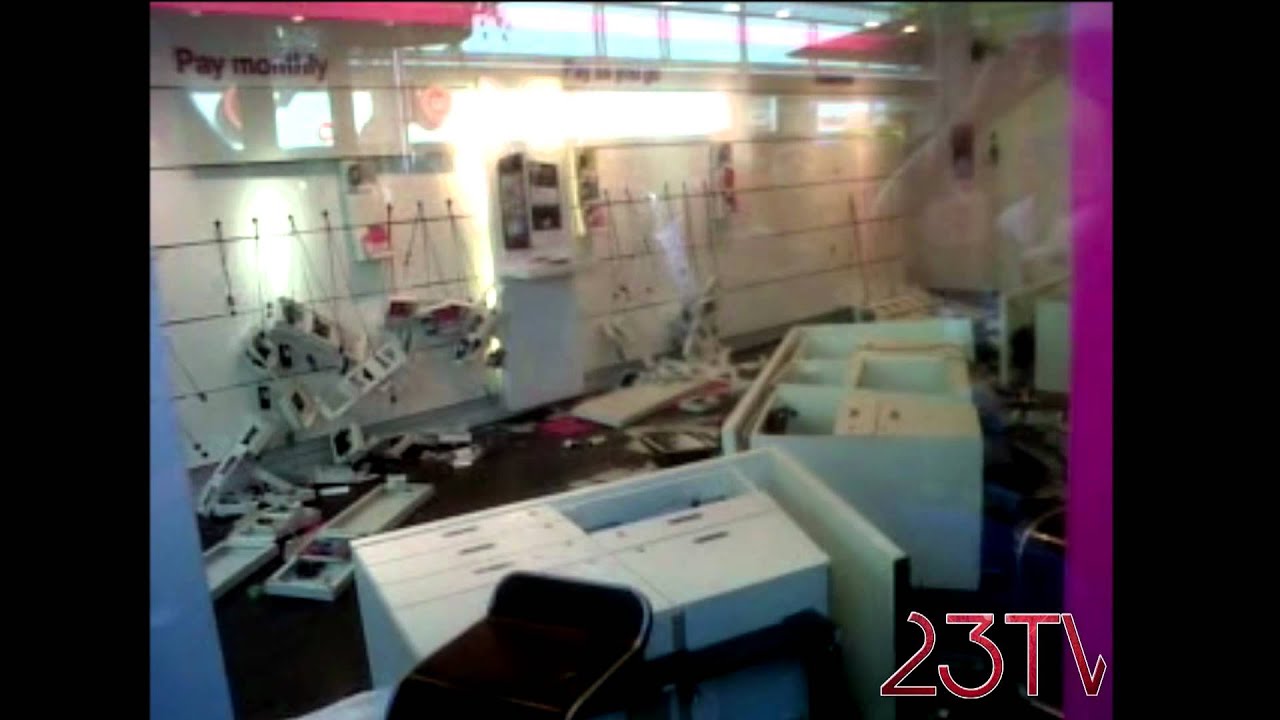 '23TV' One man takes on T-Mobile ! ! ! Smashed the whole shop before ...