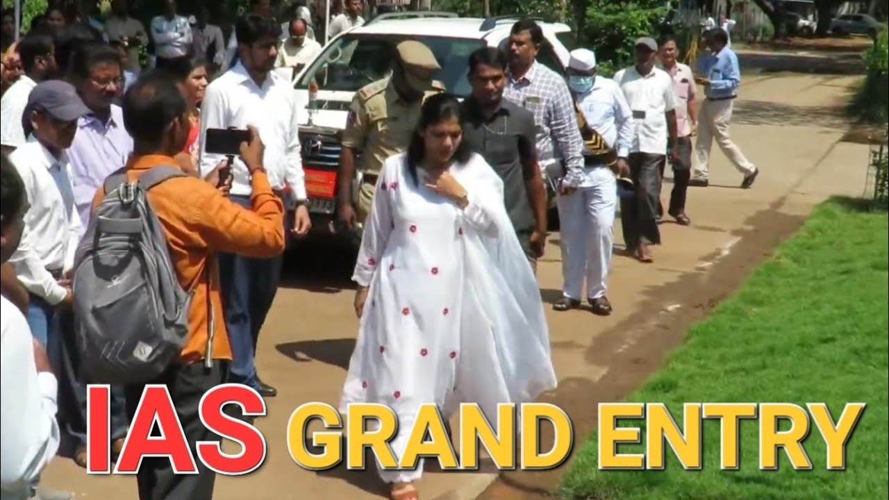 IAS Officer Grand Entry || Collector and DM Pamela Satpathy IAS pays ...
