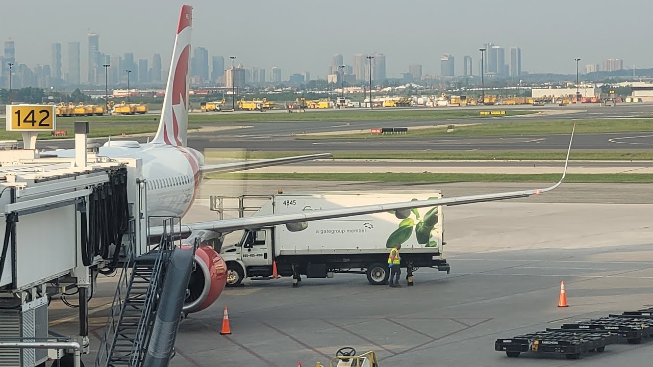 AC1902 Air Canada Airbus A321-200 CYYJ-CYYZ Landing - YouTube