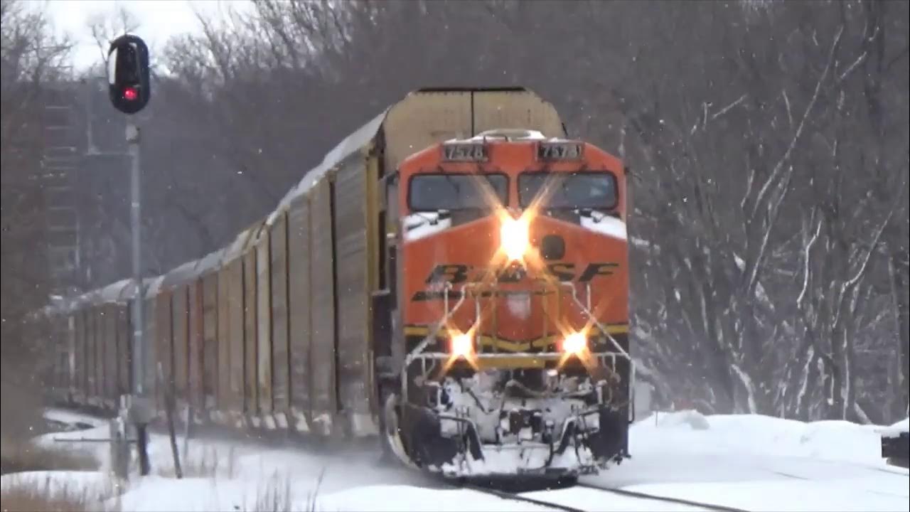 BNSF Barstow Sub Ore and Autorack trains in the fresh snow January 26, 2021 - YouTube