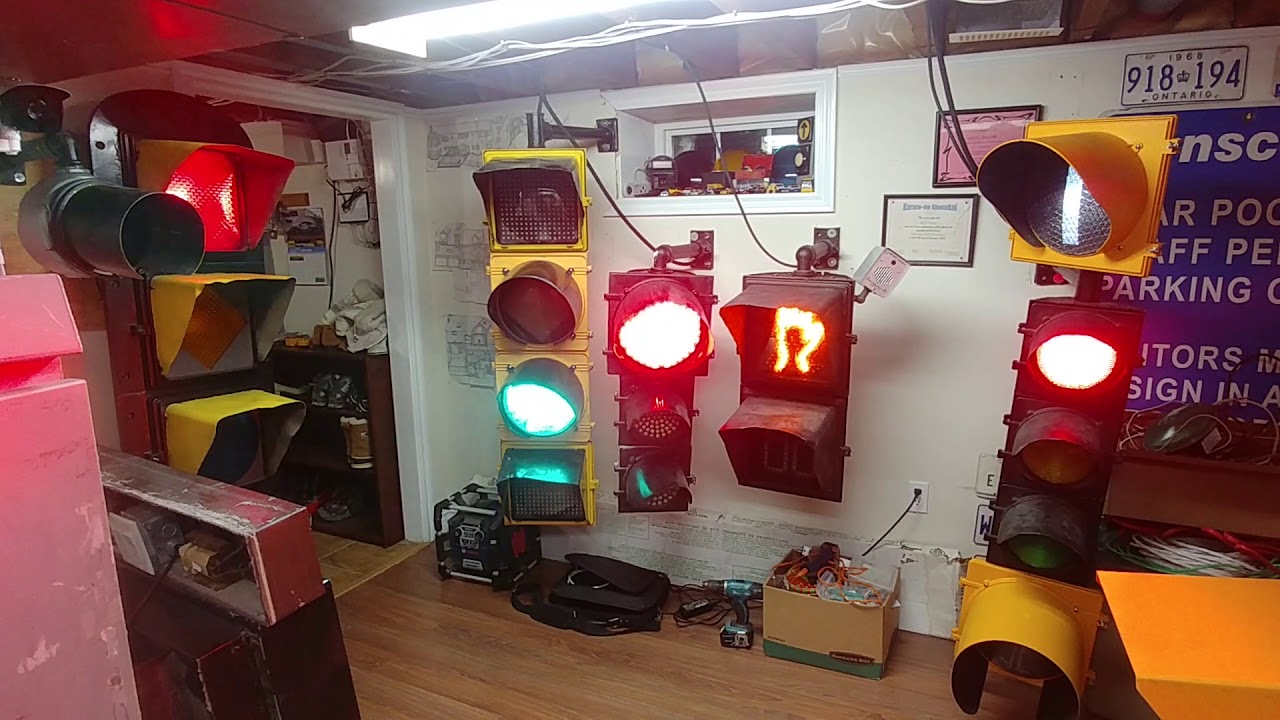 Flashing Green Light & Transit Priority Signal - YouTube