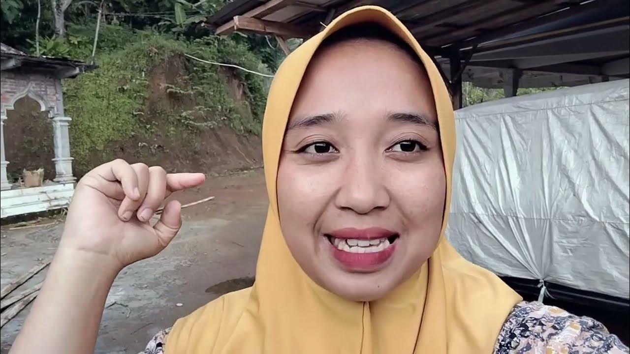 Kegiatan di sore hari ( Bersih-bersih depan rumah) @pwbundacici #anakdesa - YouTube