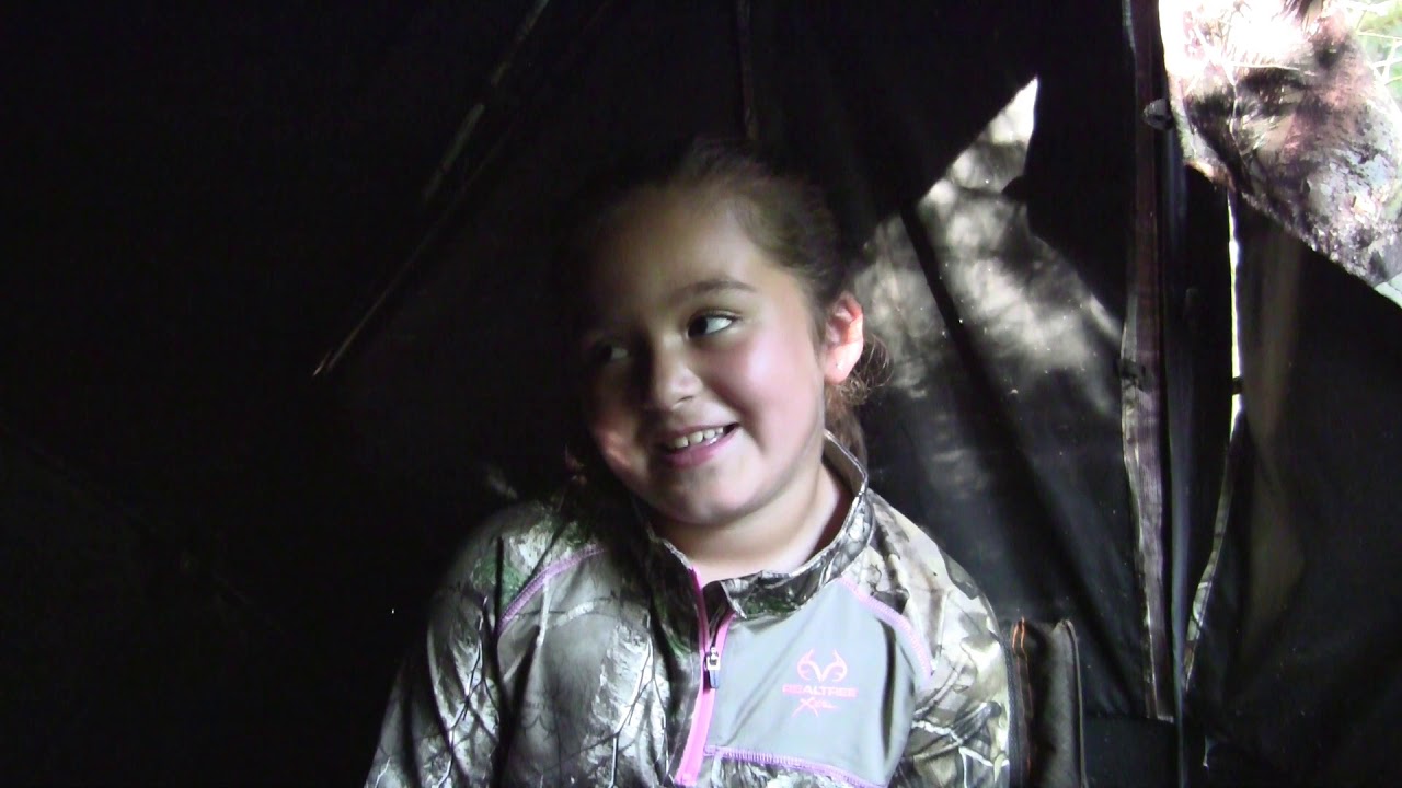 Little girl shoots a GIANT BUCK!!! - YouTube