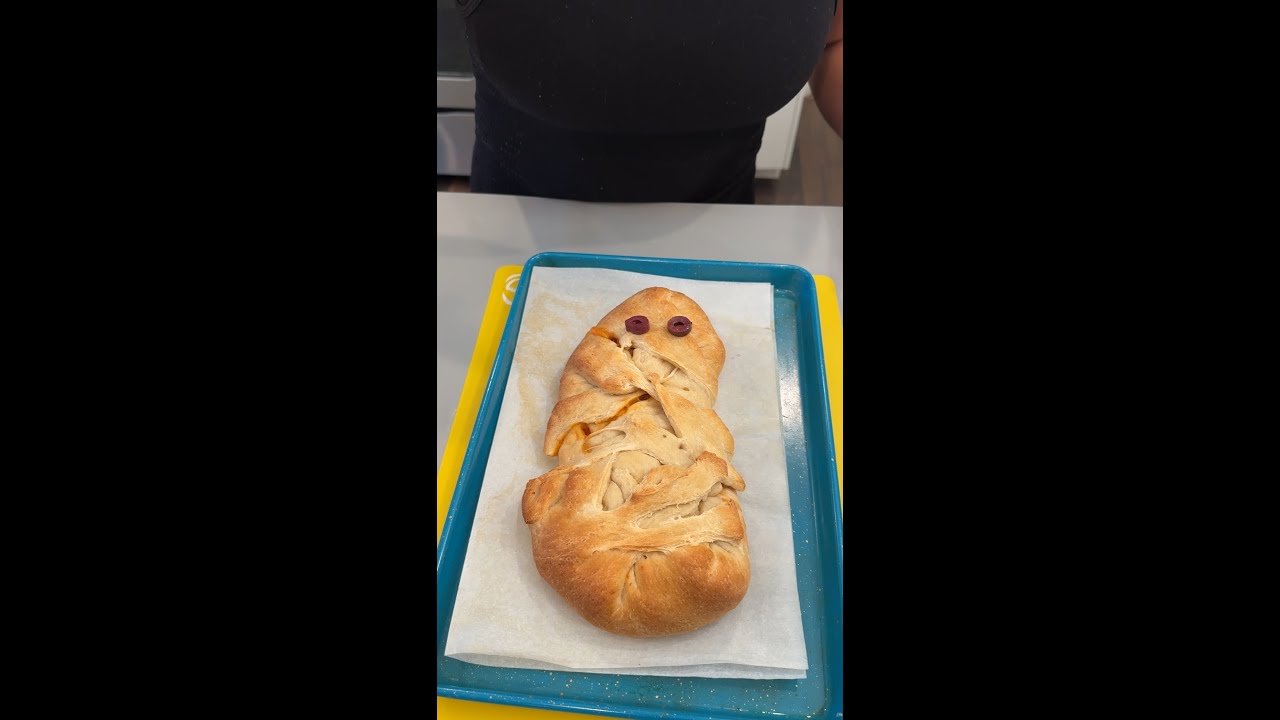 Super fun mummy pizza for Halloween - YouTube