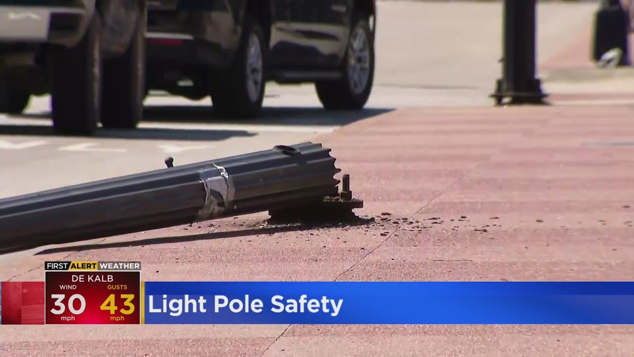 Light pole falls in South Loop amid strong winds - YouTube