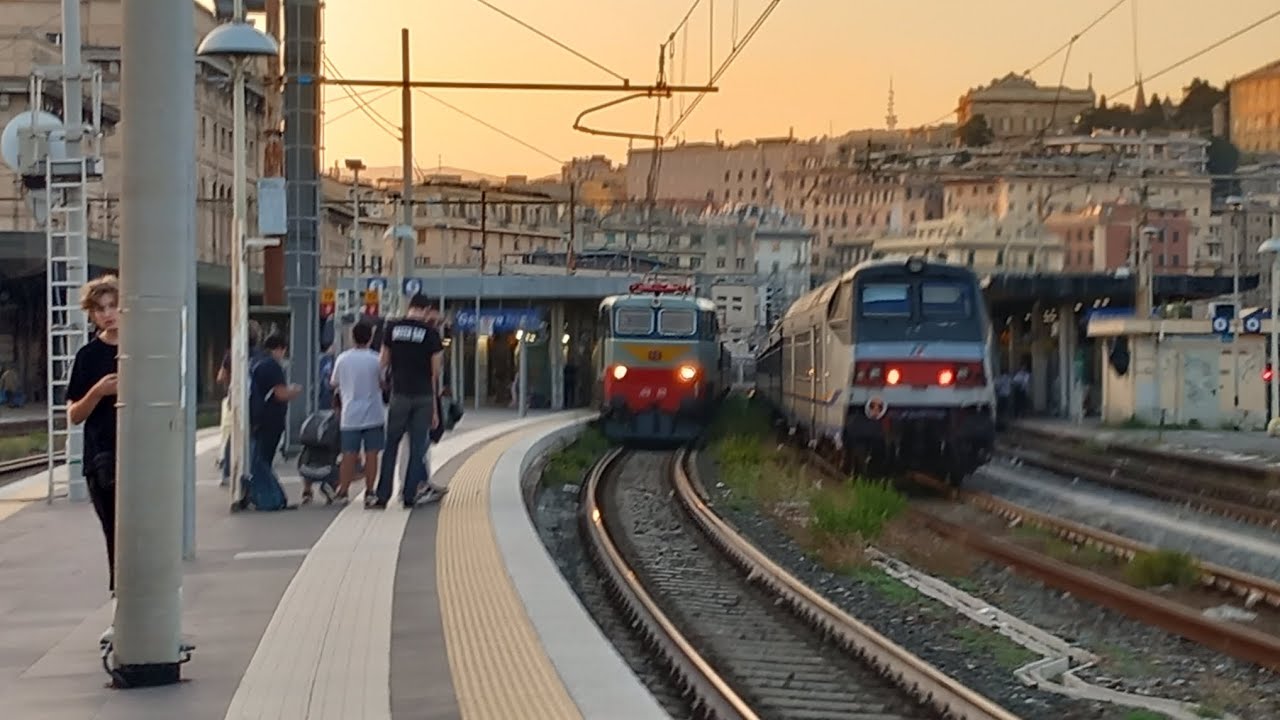 Arrivo e partenza treno storico Genova Brignole-Ovada - YouTube