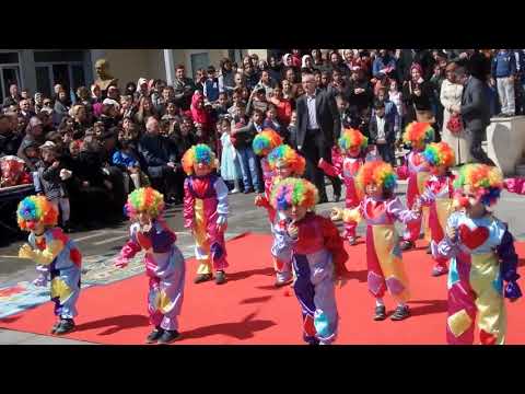 İlkokul Çocuklarından Eğlenceli Palyaço Dansı