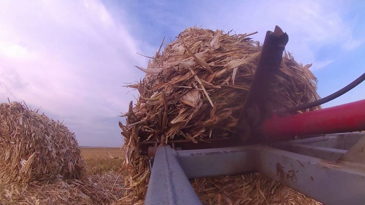 EP:29 Carat baloti rotunzi si pregatire tractor - round bales and ...