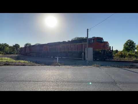 NS 3033 switching Glake Yard and BNSF 7041 leaving Des Moines 9-29-22 - YouTube