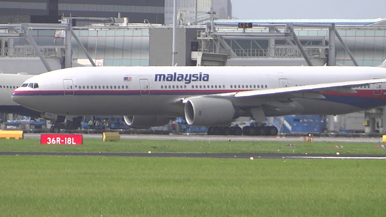 9M-MRM Malaysia Airlines Boeing 777-200 taxiing at Amsterdam Schiphol ...
