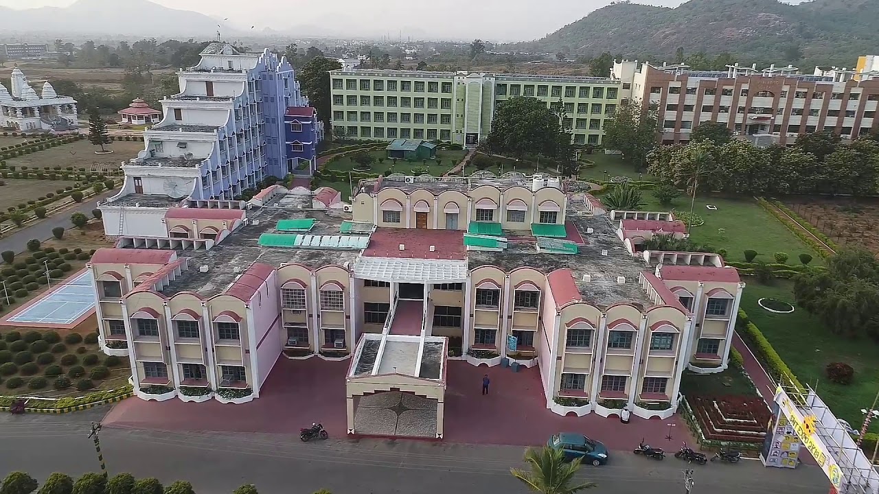 GIET UNIVERSITY GUNUPUR I INTERNATIONAL INFRASTRUCTURE I GREEN CAMPUS I ...