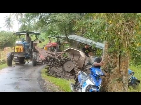 trekta trek konvoi 3 biji turun mini tar. a convoy of 3 track tractors ...