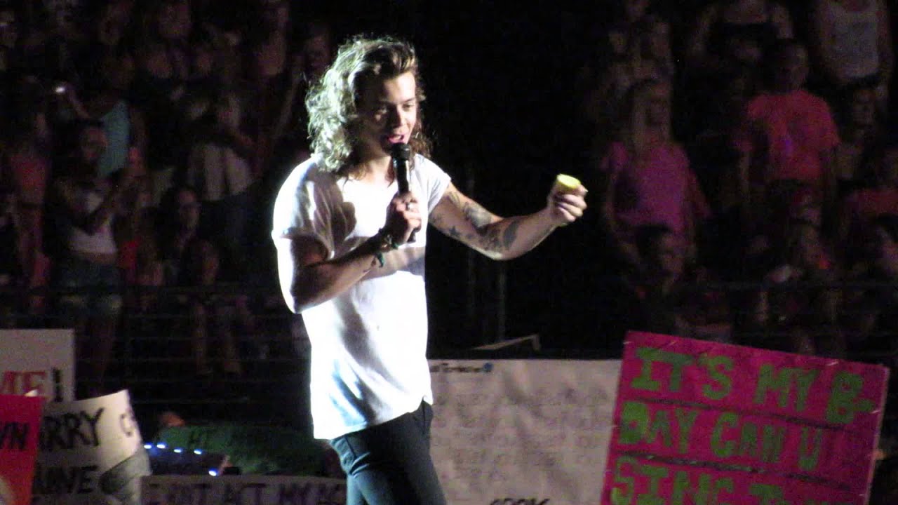 Harry and the cookies - One Direction @ M&T Bank Stadium Baltimore, 08 ...