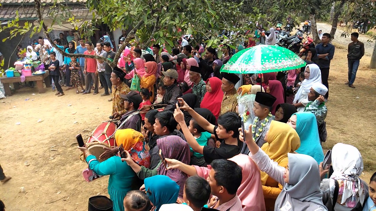 Nikahan adat Sunda kuda lumping - YouTube