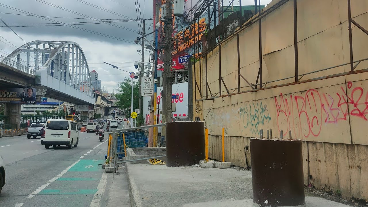 ONGOING NEW FOOTBRIDGE SA EDSA! DAMING CONSTRUCTIONS!EDSA CAROUSEL ...