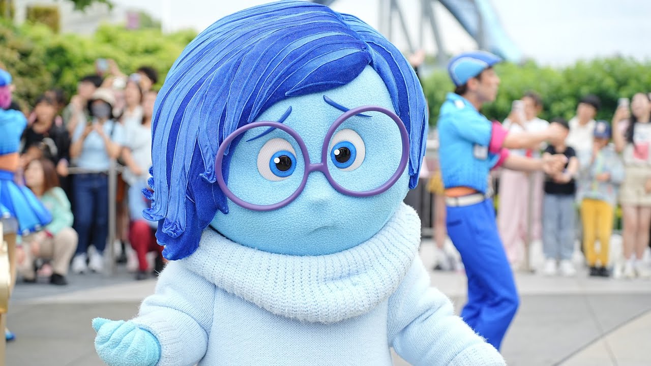 Shanghai Disneyland Color-Fest: A Street Party - YouTube