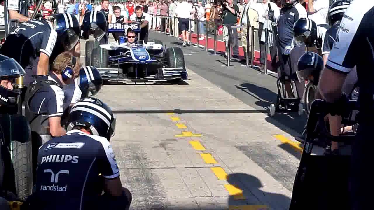 Williams F1 Pit Crew Practise Tyre Change - YouTube