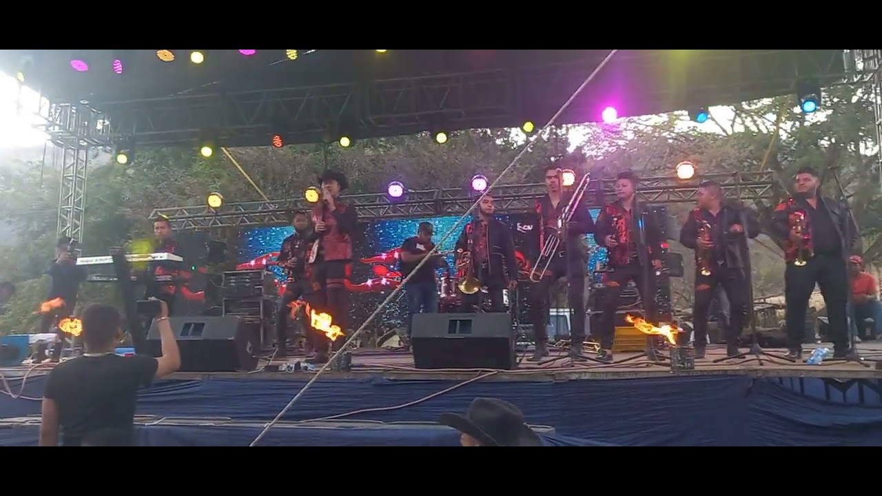 Flama Roja Plaza de Gallos - YouTube