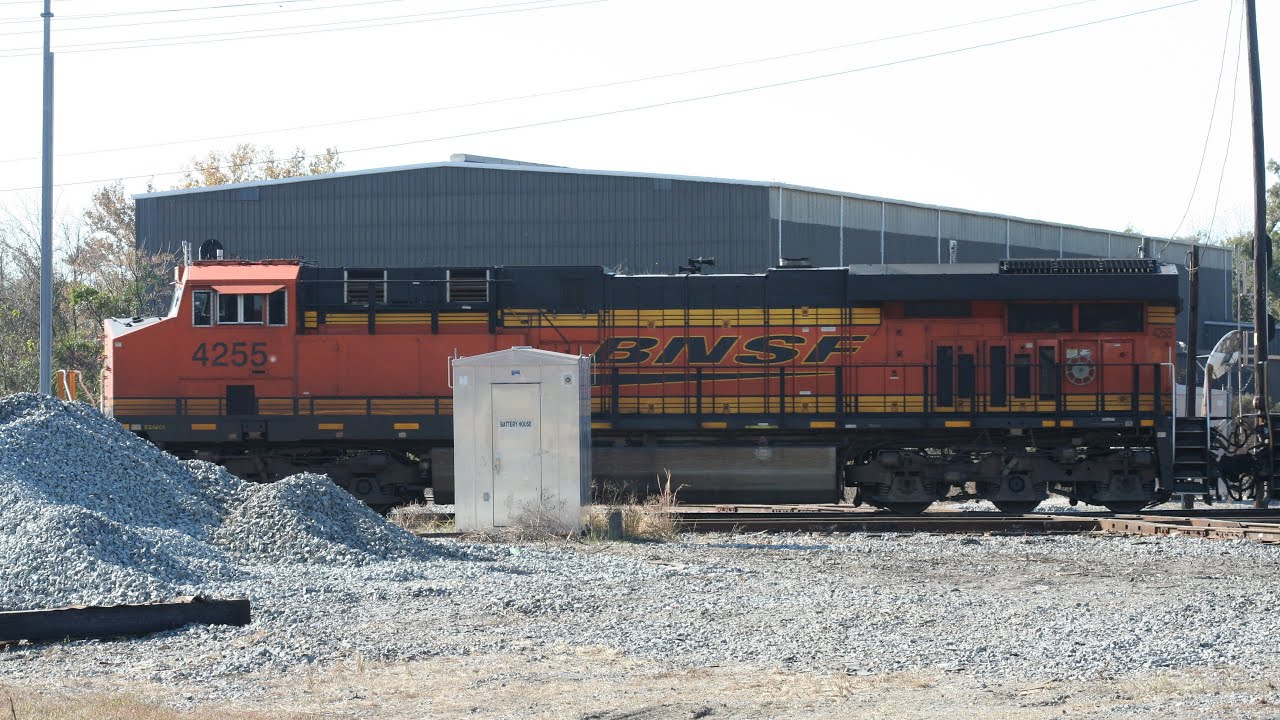 BNSF 4255 Leads 321 Through Cordele, GA - YouTube