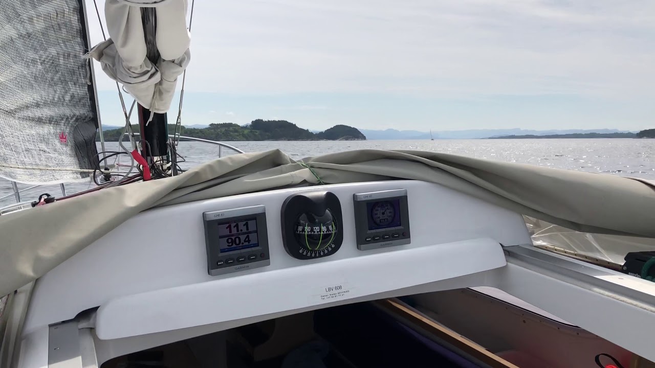 Dragonfly 28 Sport - Comfortably over 10kn close hauled - YouTube