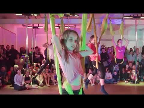 KIDS/TEENS Létací jóga - B-Pole Studio 9.narozeniny