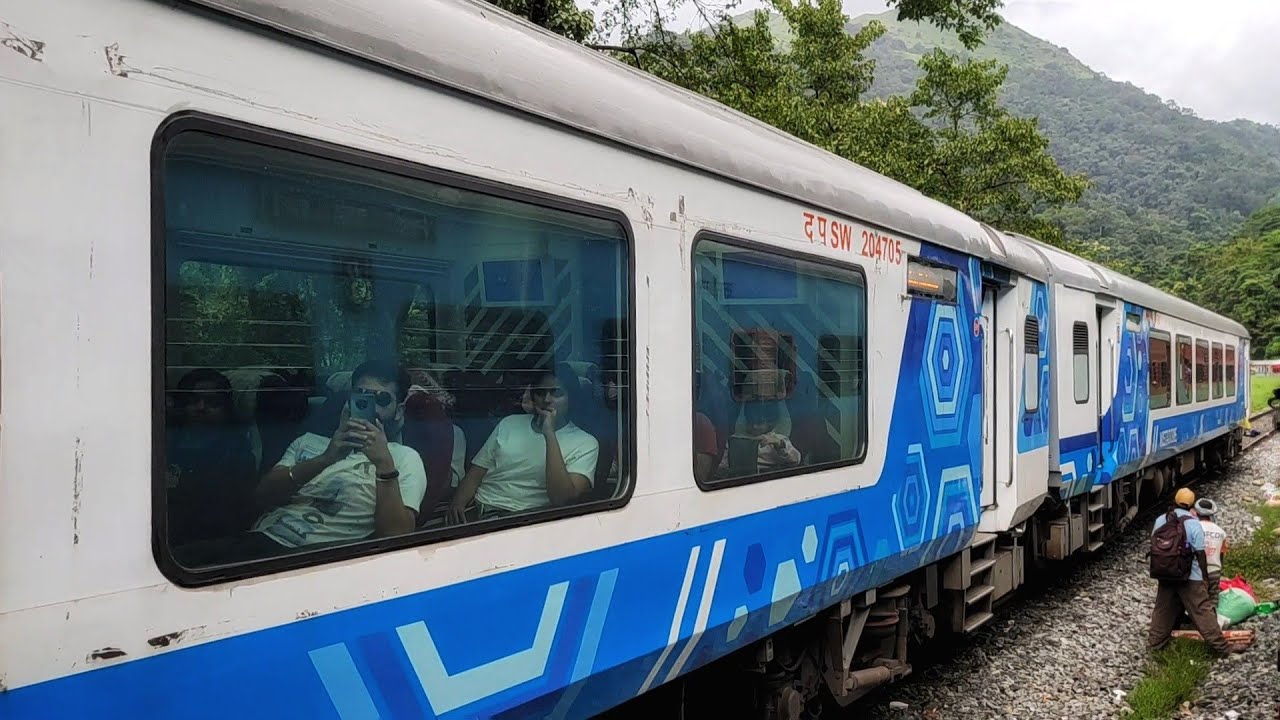 Vistadome Coach - Karwar Express departing from Shiribagilu - lead by ...