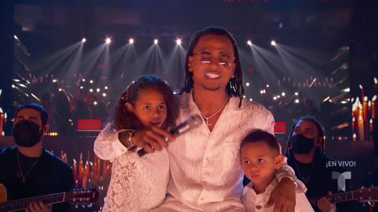 Ozuna Canta -'Gracias' acompañado de sus hijos en los Premios Billboard ...