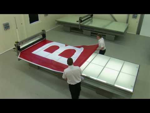Bannermaterial (de) - ROLLSROLLER Flatbed Applicator - YouTube