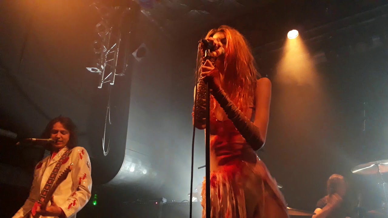 Starcrawler "Home Alone" Live Paris 2019 - YouTube