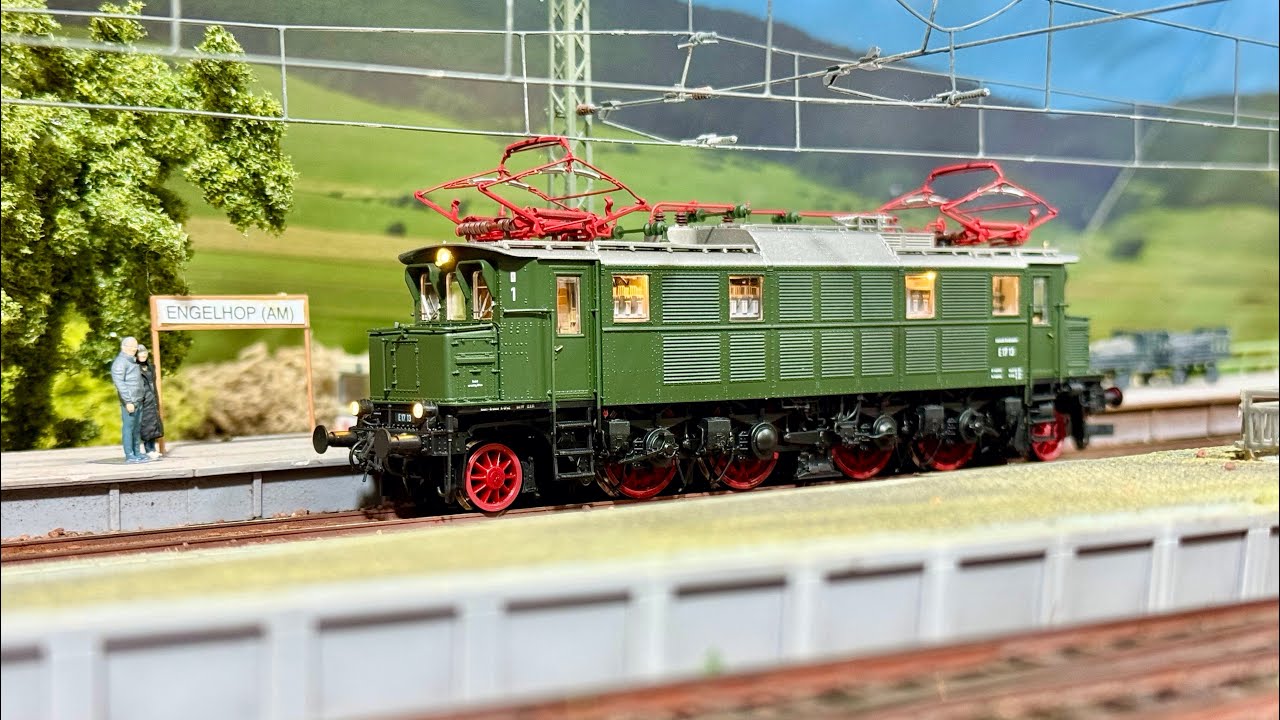 E17 trifft Gläsernen Zug und V200 in Engelhop - E17 (PIKO), ET91 (TRIX ...