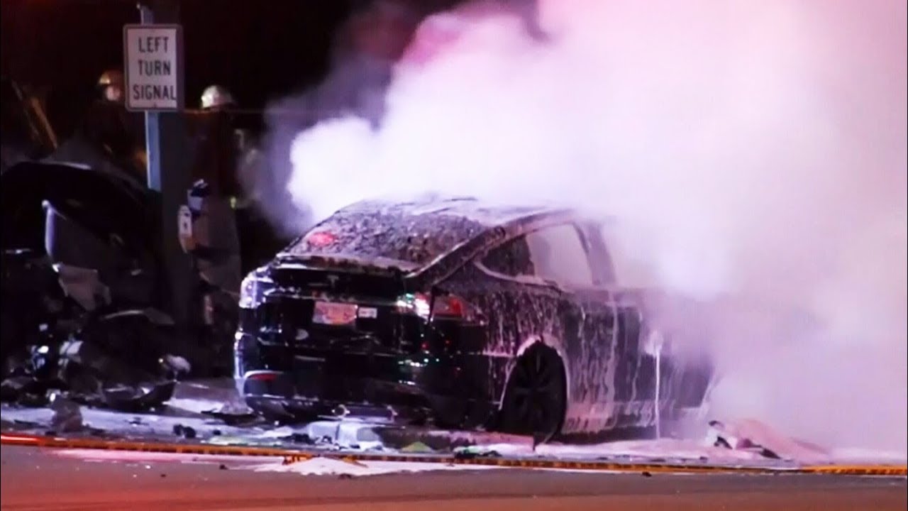 Fiery crash in B.C. highway kills the driver of a Tesla - YouTube