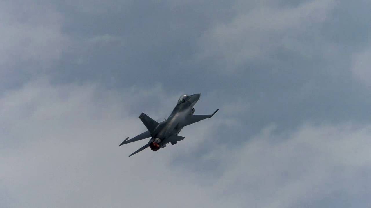 Syracuse Air Show - F-16 (2016) - YouTube