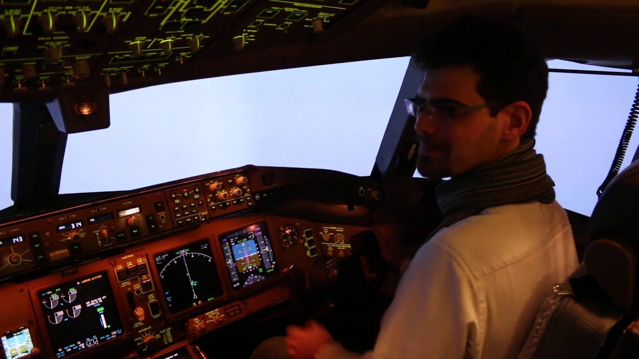 Boeing 777-200LR Flight Simulator at Delta Air Lines in Atlanta - YouTube