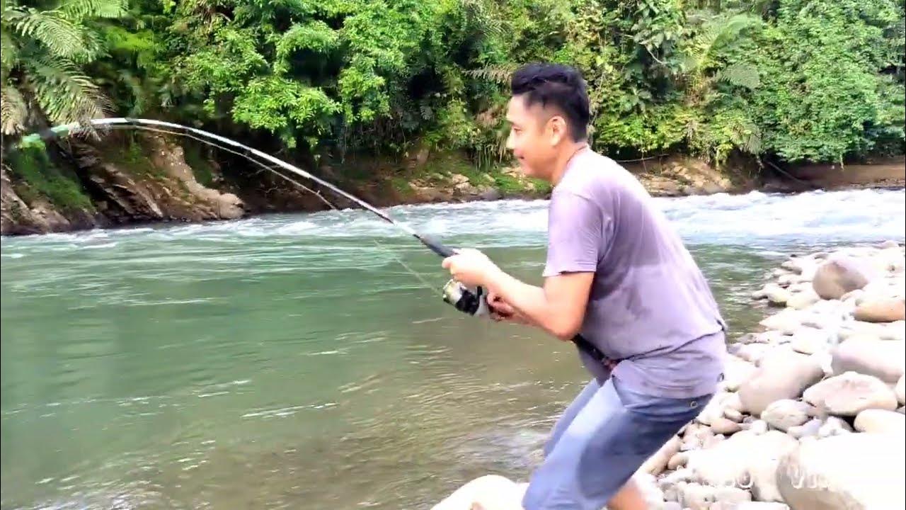 Memancing Ikan Kelah Di Sungai Kiulurado - YouTube