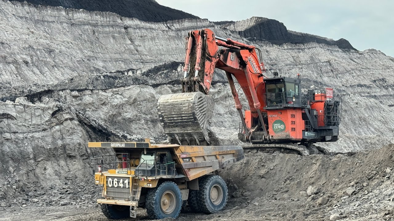 The power of Hitachi Ex 2500-6 Loading Cat 777 || No blasting material ...