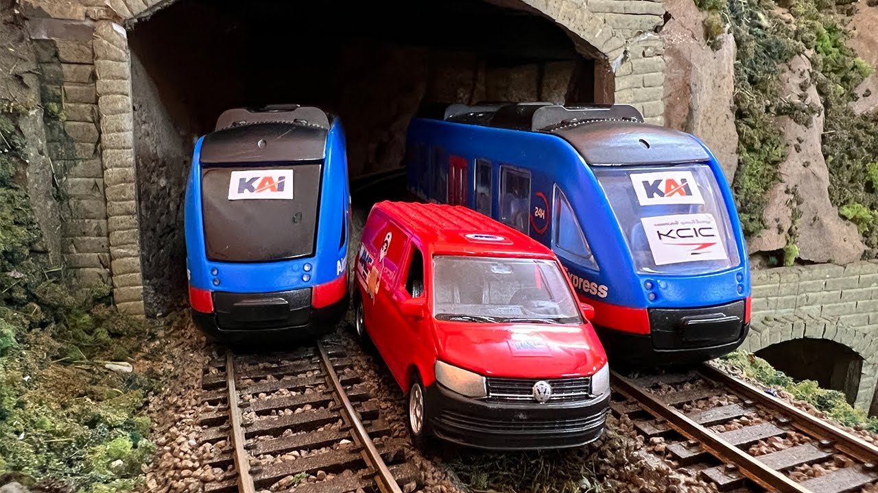 Merakit Miniatur Kereta Api Cepat Menabrak Mobil Box JNE Sampai Anjlok ...