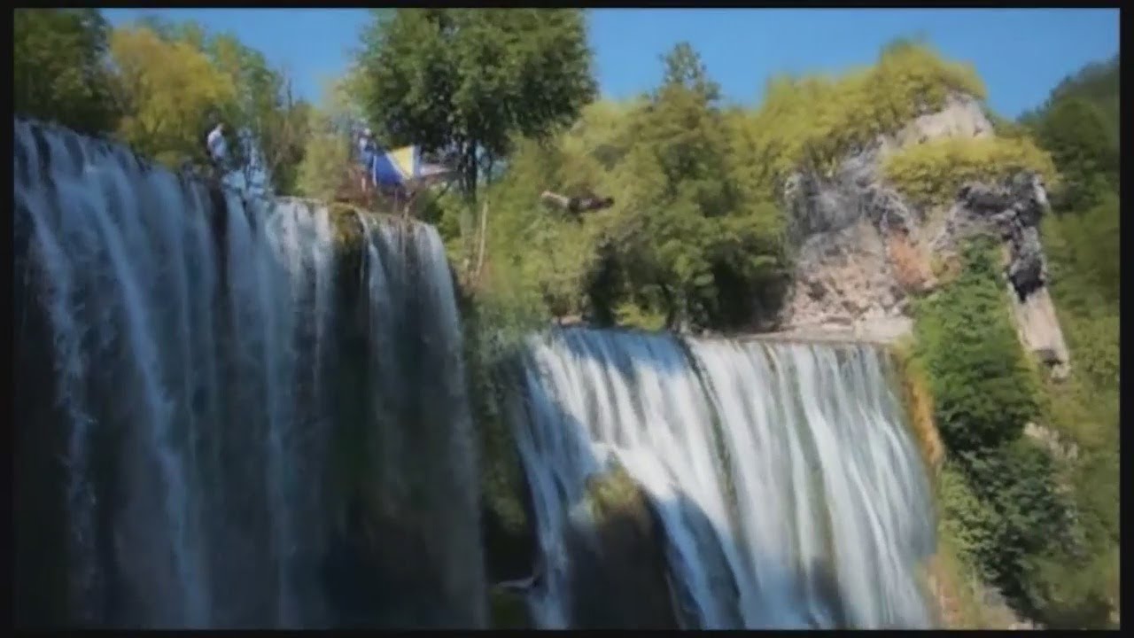 Thousands Attend Int'l Waterfall Diving Competition - YouTube