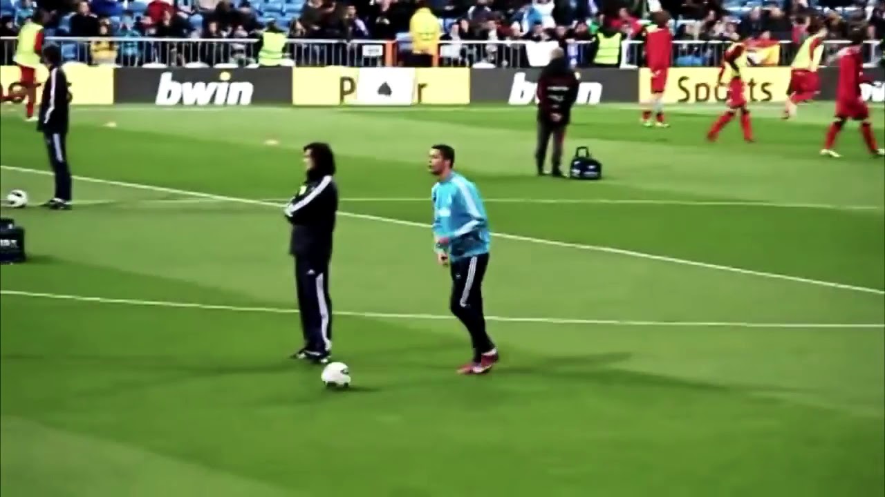 Cristiano Ronaldo Freestyle in Training, Tricks, Skills - YouTube