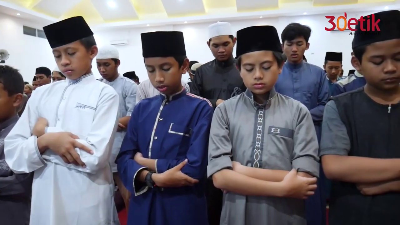Program Sholat Tahajud Berjamaah di Al Wafi Kampus B - YouTube