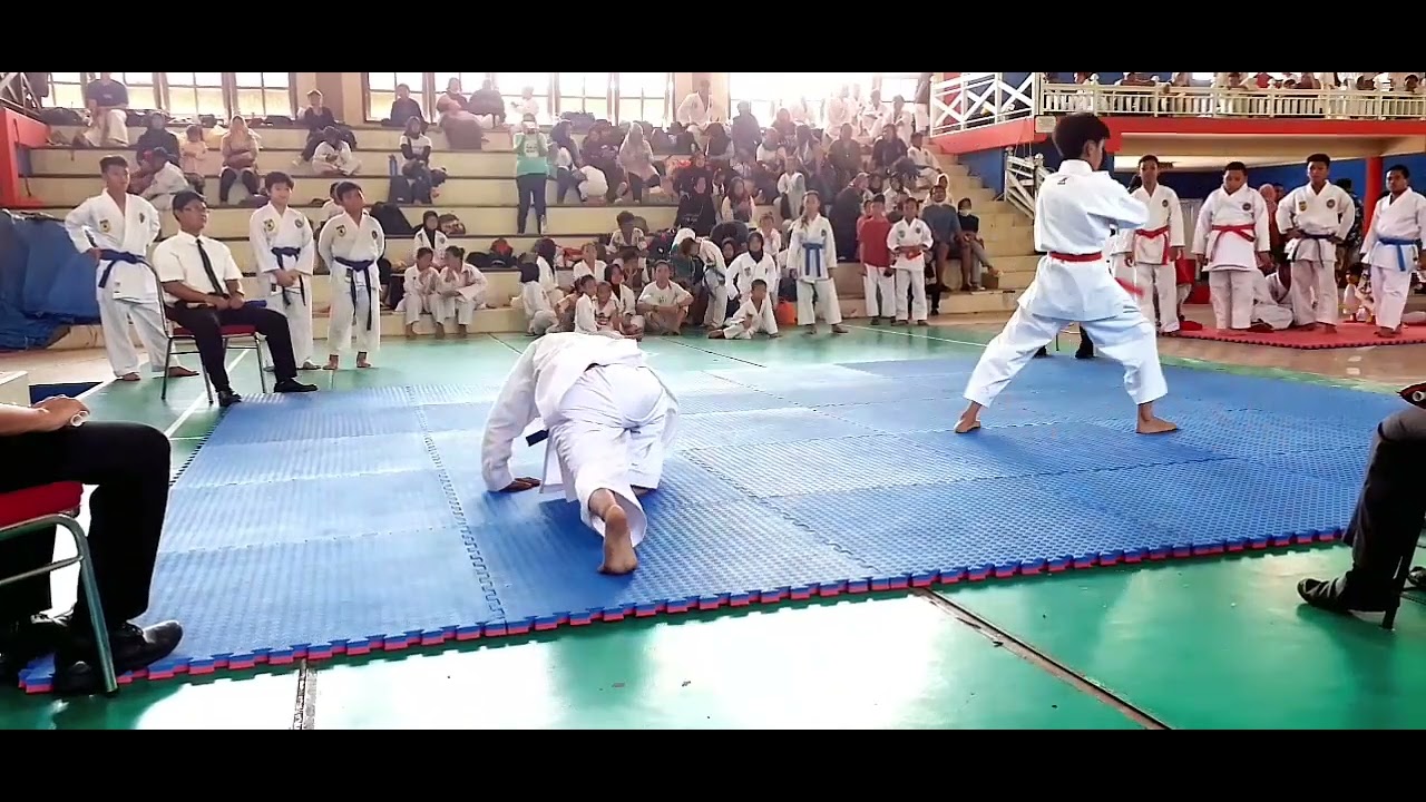 Kata Perorangan Pemula Putra - Haikal (VLC 008) vs Enzya (BB) - YouTube