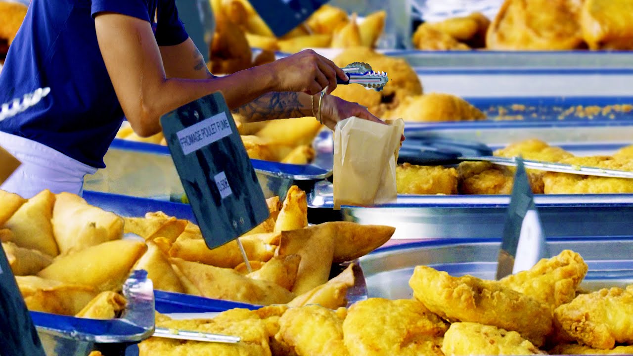 A day in Reunion Island: The samosa stand - YouTube