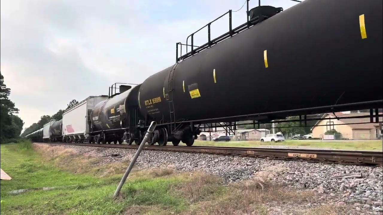 UP 6887 With New Paint Scheme Power Leads Manifest DPU SD70ACE 4-28-25 Magnolia,Tx - YouTube