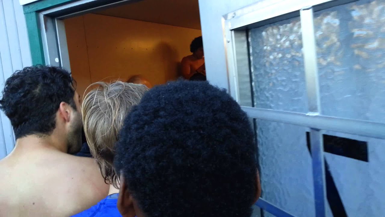 Issa Iskander duschas av laget - YouTube